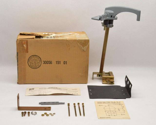 SQUARE D 9421 FN-1 DOOR MOUNT OPERATING MECHANISM DISCONNECT SWITCH B480161