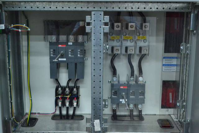 ABB MNS-MCC 2X VERTICAL SECTIONS MCC FEEDER BUCKET SWITCHGEAR D543058