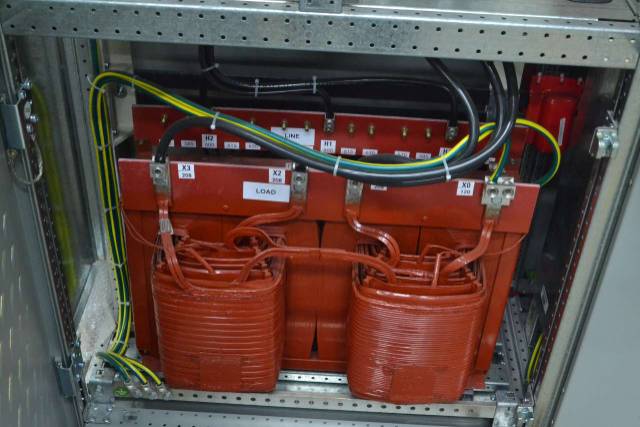 ABB MNS-MCC 2X VERTICAL SECTIONS MCC FEEDER BUCKET SWITCHGEAR D543058